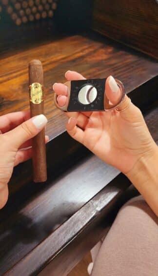 How to Cut a Cigar Like a Pro – Tips, Techniques, and Tools - LM Cigars